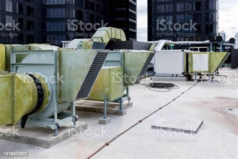 옥상 건물에 설치된 에어컨 압축기 산업용 에어컨 장치 지붕에 산업용 에어컨 및 환기 시스템 데이터 센터 건물의 냉각탑 건축물에