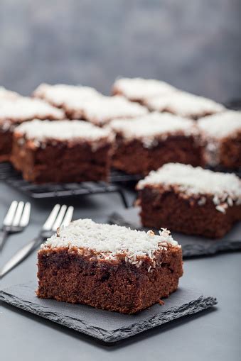 코코넛 부스러기 스웨덴어 디저트 Karleksmums와 수 제 브라 우 니 잘라 평방 인 분 돌 판에 수직 0명에 대한 스톡 사진 및 기타 이미지 Istock