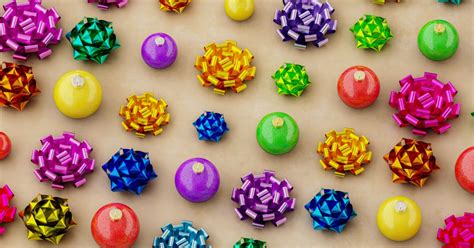 테이블 위에 있는 형형색색의 공과 활 그룹 사진 Unsplash의 크리스마스 이미지