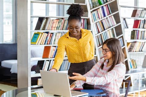 회의에서 문서와 아이디어를 논의하는 비즈니스 파트너의 이미지입니다 사무실에서 함께 일하는 비즈니스 프로젝트 팀 아이디어 발표 계획 분석 사진 Unsplash의