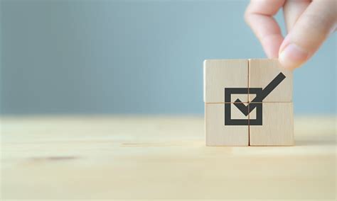 기업 규제 및 규정 준수 목표 달성 및 비즈니스 성공 작업 완료 윤리적 인 기업 옳은 일을 하십시오 품질 및 Iso 기호 체크 표시 아이콘이있는 나무 큐브를 배치합니다