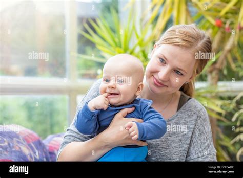 Portrait Dun Jeune Enfant Souriant Avec Le Doigt Dans La Bouche Et Sa