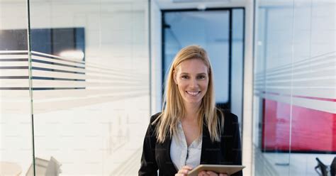 사무실에서 디지털 태블릿을 들고 있는 성공적인 사업가의 초상화 사진 Unsplash의 세르비아 이미지