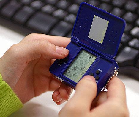 Nintendo DS Clone Carries Tetris Clone Ubergizmo