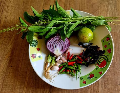 ปลาทูต้มส้มแขก สูตรใส่เห็ดโคน เปรี้ยวเผ็ดหอมใบกะเพรา