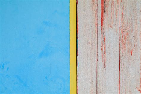 오래된 버려진 그런지 빈티지 파스텔 흰색과 빨간색 나무 창 파란색 벽 노란색 프레임 고무 패치고정 숙성 된 나무 보드판자 질감 벽 배경의 질감 세로 이미지입니다 0명에 대한