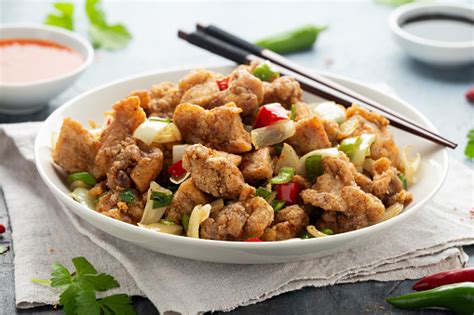 중국 소금과 후추 닭고기를 붉은 색 녹색 칠리 양파 파를 흰 그릇에 넣고 볶습니다 갈고리 발톱에 대한 스톡 사진 및 기타 이미지