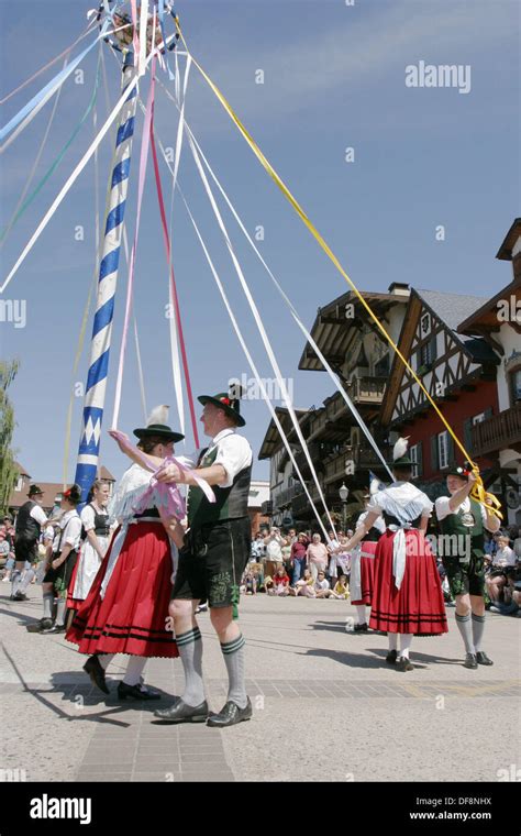 Bavarian Folk Dance Fotos Und Bildmaterial In Hoher Auflösung Alamy