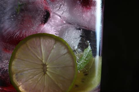 얼음 조각과 딸기와 라임 슬라이스와 음료의 유리 빛의 광선에 0명에 대한 스톡 사진 및 기타 이미지 0명 감귤류 과일 개념 Istock