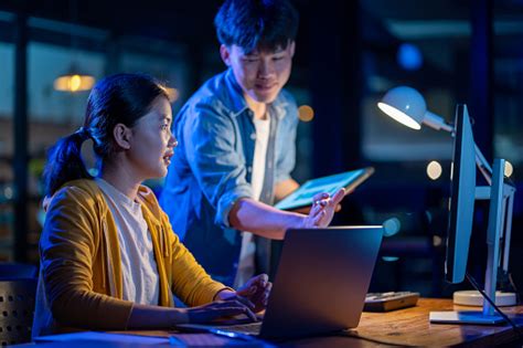 It 프로그래머 전문가 남성과 여성 혁신적인 소프트웨어 엔지니어는 데스크톱 컴퓨터에서 코딩 언어로 앱 프로그램 비디오 게임 터미널을 개발합니다 18 19세에 대한 스톡 사진