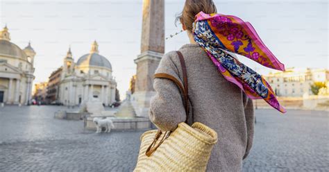여자는 아침 시간에 로마 시의 포폴로 광장을 걷는다 가방과 화려한 숄을 가진 여성 사람 이탈리아 생활 방식과 여행의 개념 사진 Unsplash의 가방 이미지