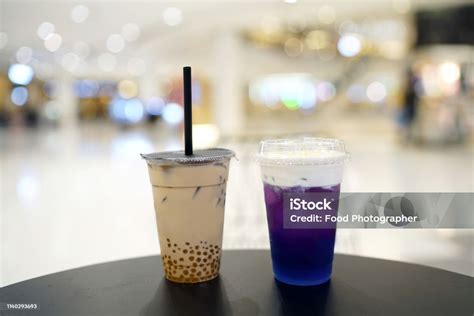 골든 타 피 오카 진주 와 아이스 버터 플라이 완두콩 차 흐린 배경 대만 스타일의 크림 치즈를 얹은 레몬과 함께 신선한 밀크티의