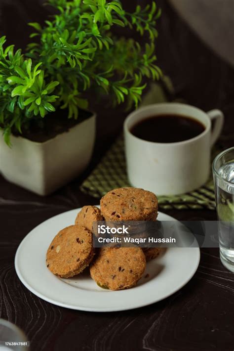 바삭 바삭한 쿠키 블랙 커피와 물 한 잔과 함께 접시에 담겨 제공되는 미국 카페 구운 음식의 테이블 옆 모습 0명에 대한 스톡 사진 및 기타 이미지 Istock