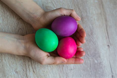 멀티 컬러 페인트 부활절 달걀은 나무 테이블에 아이들의 손에 놓여 있습니다 부활절 봄 페인트 달걀 페인트 칠한 달걀을 들고 있는 아이 4월에 대한 스톡 사진 및 기타 이미지