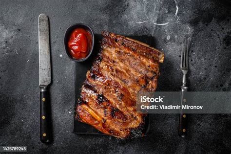 대리석 보드에 바베큐 구운 돼지 고기 예비 갈비의 전체 랙 검은 색 배경 위쪽 보기 굽기에 대한 스톡 사진 및 기타 이미지 굽기 스페어 립 Steakhouse