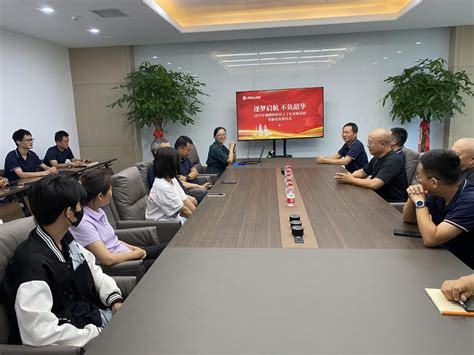 仪式上，德朗科技总经理孙总代表公司为学子们颁发助学金并表示热烈祝贺。