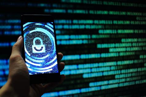 데이터 흐름의 흐름에서 보호 자물쇠 아이콘 보안 및 백그라운드에서 이동 하는 이진 코드 컴퓨터 데이터의 모션 움직임을 상징 어두운 배경에서 파란색 색상의 빛을 0에 대한