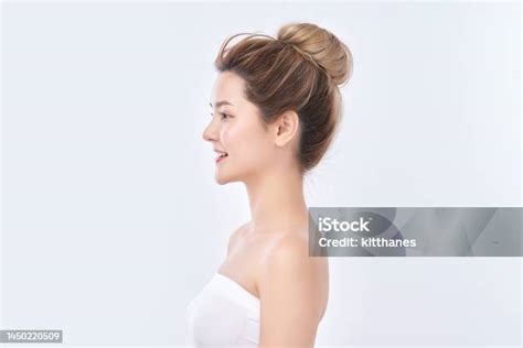 흰색 배경에 깨끗한 신선한 피부를 가진 아름다운 젊은 아시아 여성 얼굴 관리 얼굴 치료 화장품 아름다움과 스파 아시아 여성 초상화 20 24세에 대한 스톡 사진 및 기타