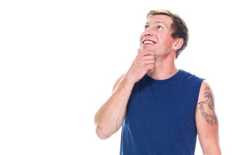 전체 길이 정면 보기 1 명 만 2029세 성인 잘 생긴 사람 코카서스 남성 젊은 남성 서 탱크 탑 청바지 팬츠 캔버스 슈즈 쿨 자세 20 29세에 대한 스톡 사진 및 기타