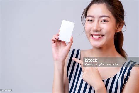 스마트 매력적인 여성 아시아 손 행복과 즐거운 손 선물 템플릿 카드와 함께 신용 카드를 들고 미소 비즈니스 아이디어 개념