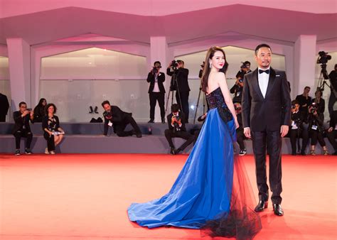 《追捕》威尼斯电影节首映 戚薇宝石装闪耀红毯 娱乐频道 红网