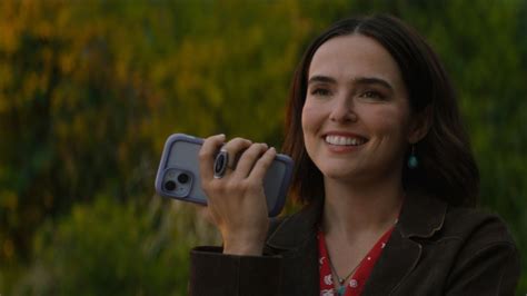 Zoey Deutchs New Netflix Rom Com Gets First Look Ahead Of Release