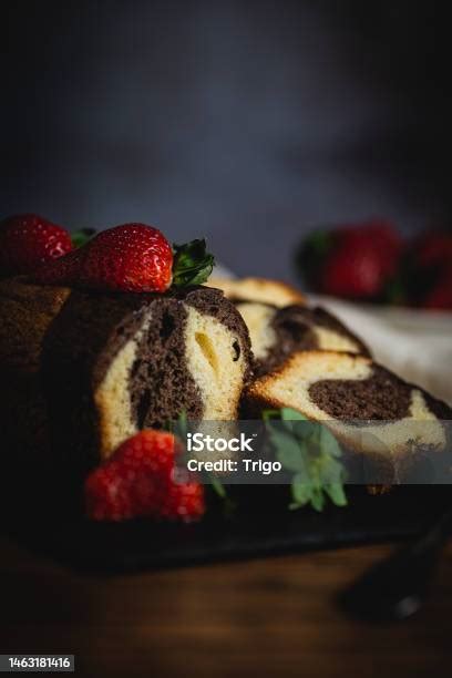 유기농 딸기로 장식 된 집시 팔의 두 가지 맛의 정물 배경에 딸기 한 그릇 복사 공간 0명에 대한 스톡 사진 및 기타 이미지 0명 갈색 달콤한 음식 Istock