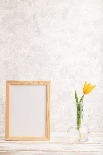 회색 콘크리트 배경에 유리에 오렌지 튤립 꽃 나무 프레임 사이드 뷰 복사 공간 정물 모형 템플릿 봄 여름 미니멀리즘 개념 0명에 대한 스톡 사진 및 기타 이미지 Istock