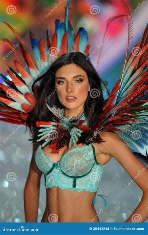 New York Ny November 13 Model Jacquelyn Jablonski Walks The Runway