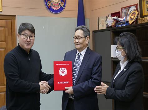 Нийслэлийн ИТХ ын Тэргүүлэгчдийн анхны дарга Ж Ядамсүрэнг хотын архивын 25 дахь хувийн хөмрөг