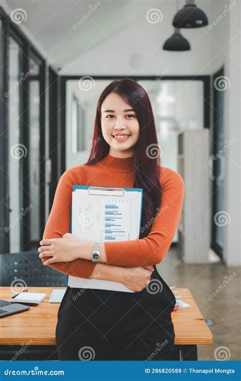 Female Operations Manager Holds Meeting Presentation For A Team Of Economists Stock Photo