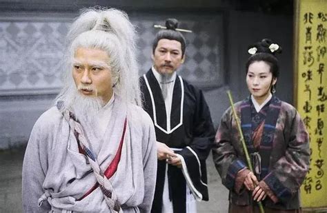 三料視帝寺廟拜神無人識面容憔悴毫無星味被嘲連普通人也不如 伊人小築
