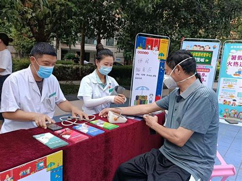 “家门口”的公益 小集市汇聚大能量路社区服务居民