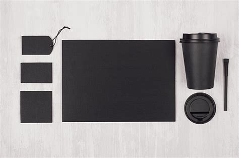 브랜드 정체성검은 종이 컵 모자 빈 칠판 라벨 화이트 나무 보드 복사 공간에 카드에 대 한 서식 파일 커피숍 가기 보기 가벼운에