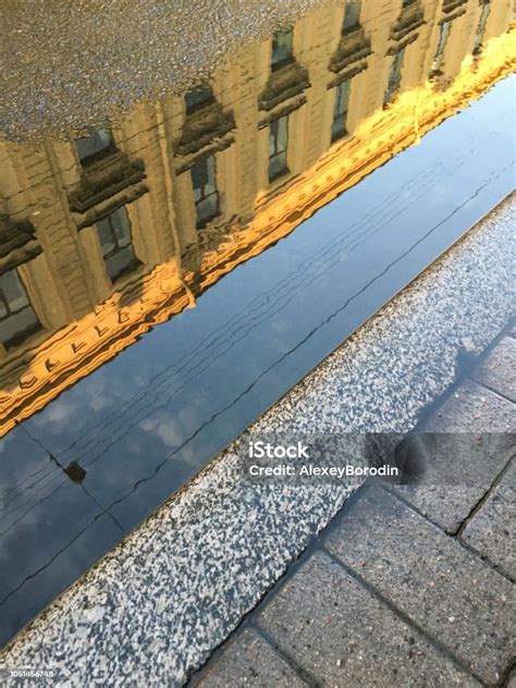 도시 풍경입니다 화강암 보도 웅덩이에 오래 된 건물 반영 0명에 대한 스톡 사진 및 기타 이미지 0명 거리 거친 Istock