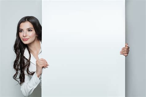 Advertisiment 또는 텍스트 메시지에 대 한 빈 복사본 공간 배경으로 젊은 행복 한 사업가 보여주는 빈 보드 배너 성공 비즈니스에 시동 또는 교육 개념 개념에 대한