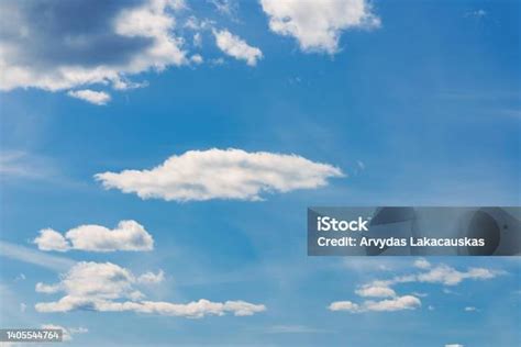 푸른 하늘에 하얀 구름 하얀 빛 흐린 하늘 좋은 날씨 여름 하늘 천국과 무한대 화창한 날에 곱슬 구름 아름다운 밝은 파란색 배경 0명에 대한 스톡 사진 및 기타 이미지