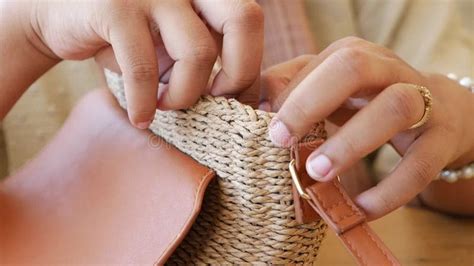 Mujeres Quit Ndose El Bolso Metrajes V Deo De Material Ropa