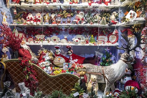 نمادهای کریسمس در خیابان‌های تهران