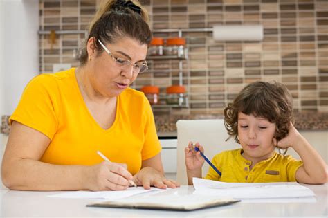 행복 한 어머니 교육 그녀의 작은 아들 어떻게 Writehappy 어머니를 아들을 가르치고 쓰기 및 그리기 가정 생활에 대한 스톡 사진 및 기타 이미지 Istock