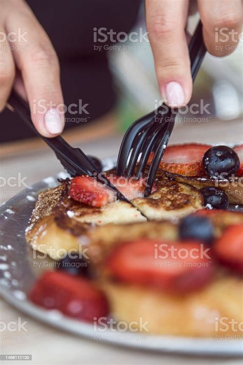 블루 베리와 딸기 팬케이크를 자르기 위해 플라스틱 실버웨어를 사용하는 손 0명에 대한 스톡 사진 및 기타 이미지 0명 건강한 생활방식 건강한 식생활 Istock