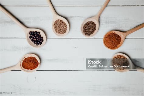 나무 테이블에 향신료 세트에 상단 보기 요리 나무 숟가락에 다양한 향신료를 위해 조미료를 사용하는 개념 개체 그룹에 대한 스톡 사진 및 기타 이미지 Istock