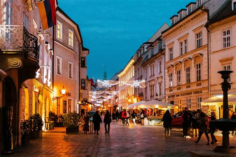 겨울 관광지 구시가지 나이트 라이프 도시 경관 도시 분위기 도시 풍경 도시의 도시의 불빛 문화 유산 밤 사진 보도 불이 켜진 브라 티 슬라바