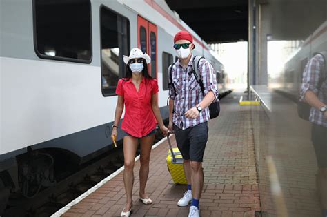 의료 용 마스크에 남자와 여자는 역의 플랫폼을 따라 산책 보호 마스크에 대한 스톡 사진 및 기타 이미지 보호 마스크 철도