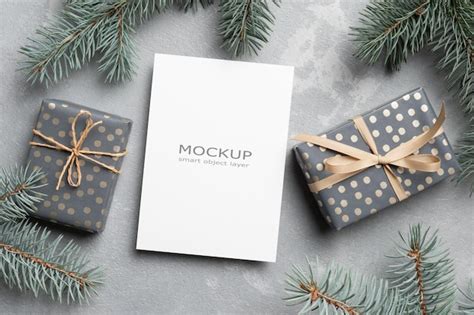 선물 상자 와 함께 빈 크리스마스 축하 카드 모형 프리미엄 Psd 파일