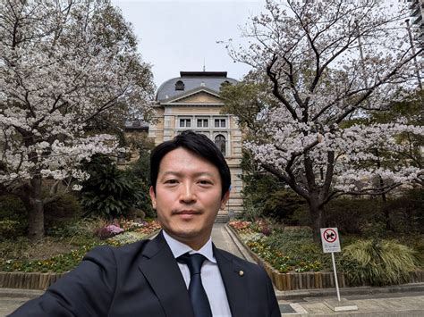 気のせいかもしれないけど 今年の写真の方が余裕がある、というか 表情と目に力が漲ってると思いませんか？ 斎藤知事ご自身からの手ごたえを表してるような気もします