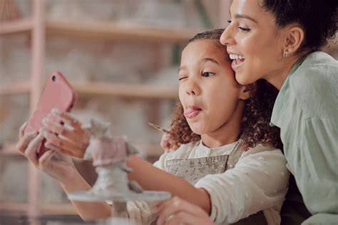 셀카 소셜 미디어 재미있는 아이와 여성의 유대감 또는 한부모와 함께 미술 스튜디오나 도자기 수업에 있는 아이 행복 창조적 인 엄마는 어린 소녀와 재미있게 놀고 있습니다 2