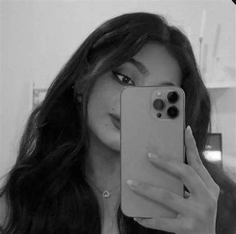 ستورياتافتاراتصوربناترماديسوداء Mirror Selfie Selfie Hair Styles