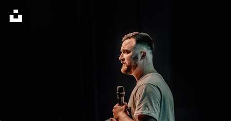 마이크를 들고 있는 남자 사진 Unsplash의 무료 각도 이미지