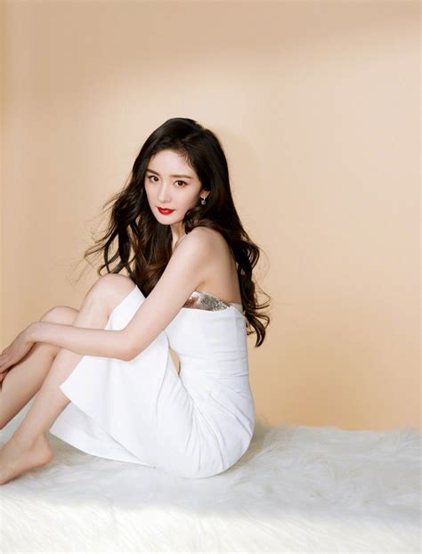 幂幂的骚脚才露这么一点，还好有大奶和骚脸 杨幂 杨幂 Love幂 Woaiyangmi5